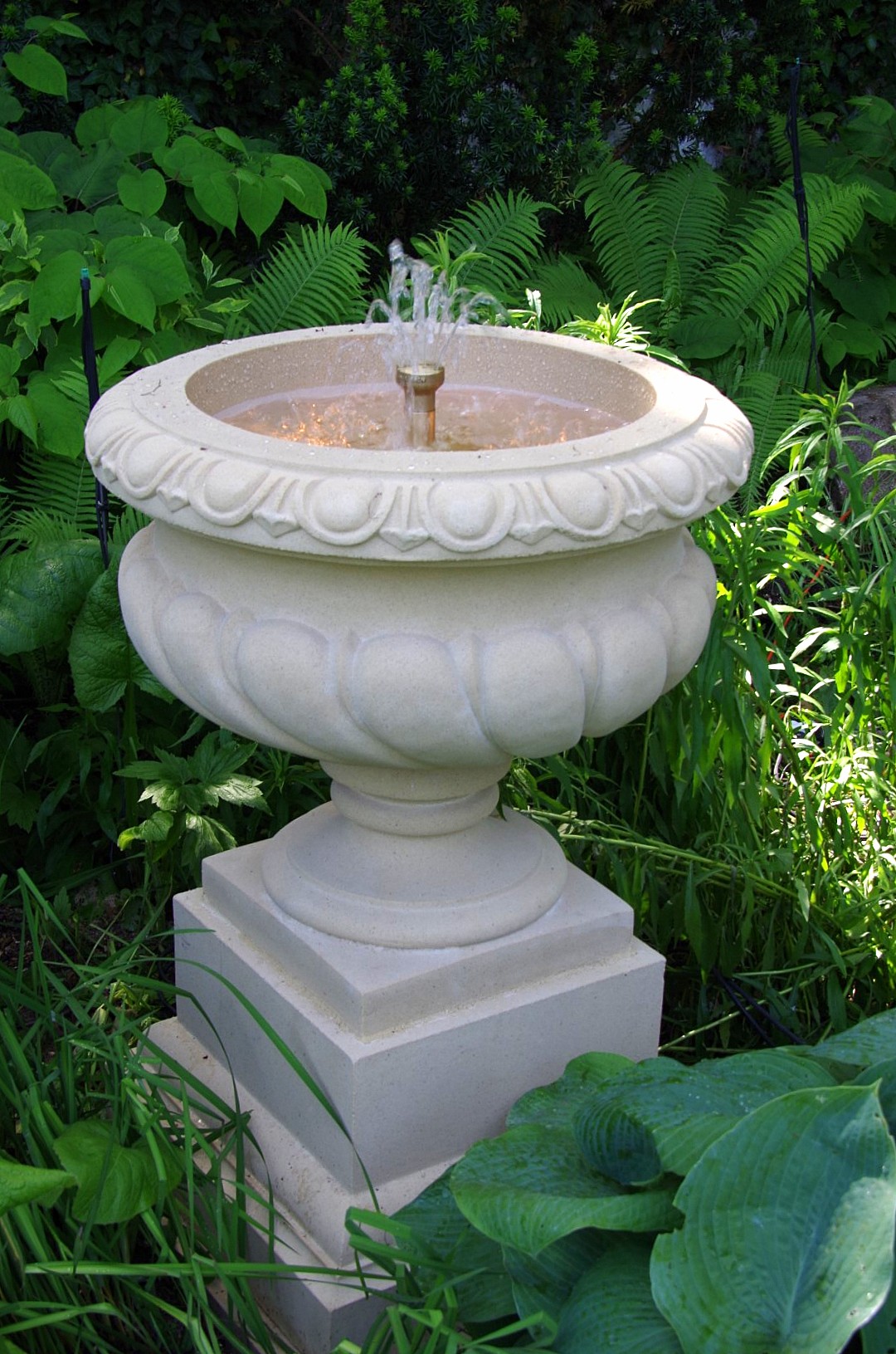 Gartenbrunnen Piemont 95 cm mit Pumpe Beleuchtung Sandstein ...